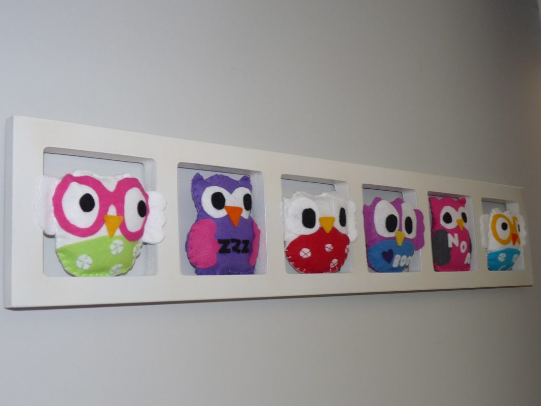 Décoration murale chambre bébé figurines hiboux multicolores